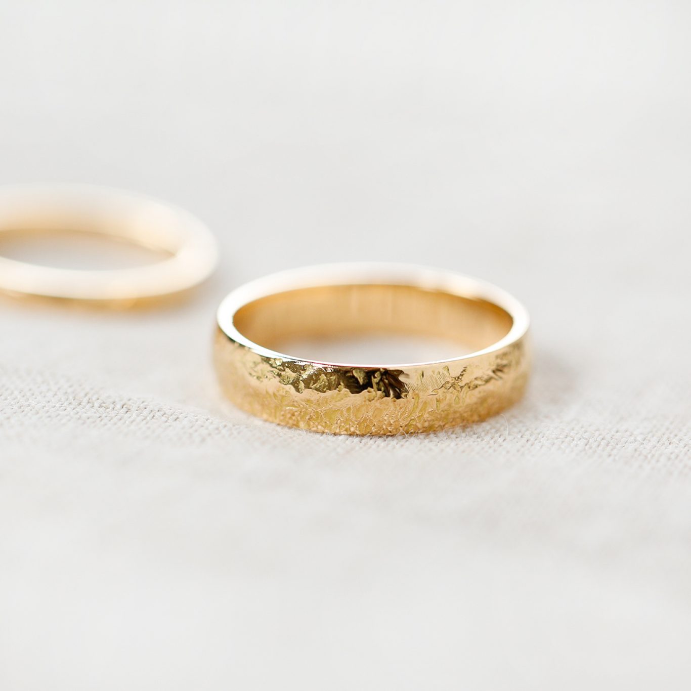 Fein gehämmerter Ehering (breit) | Gelbgold & Weissgold Eheringe mit Gravur