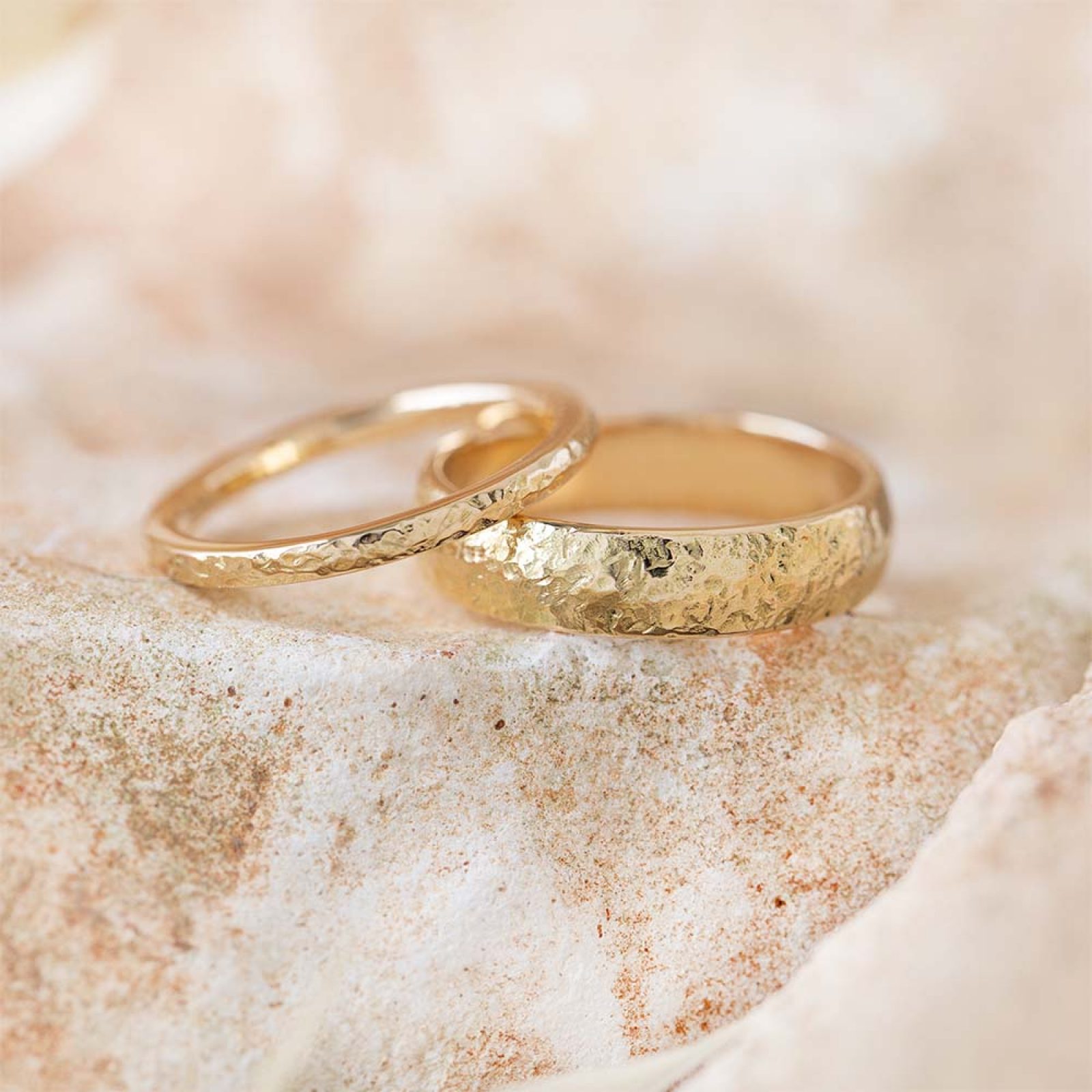 Fein gehämmerter Ehering (breit) | Gelbgold & Weissgold Eheringe mit Gravur