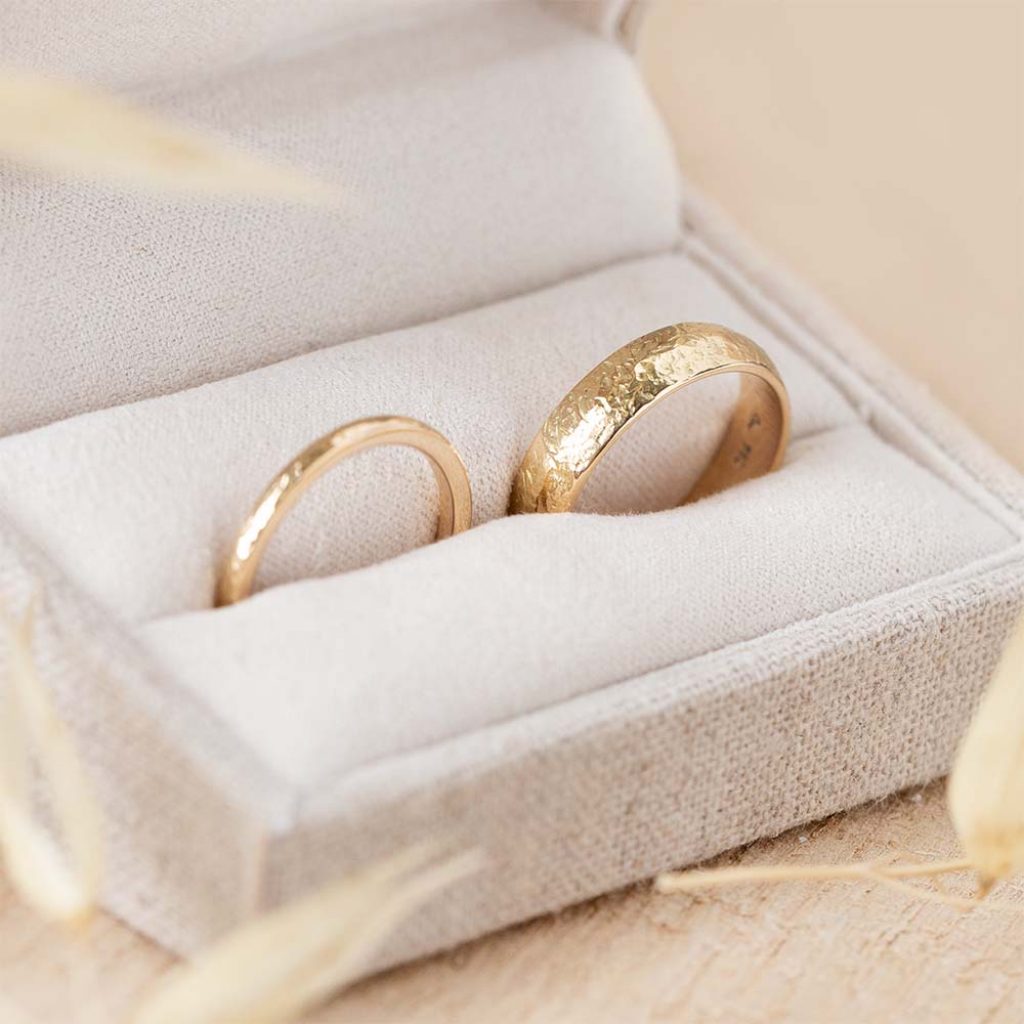 Fein gehämmerter Ehering (schmal) | Atelier Miah Eheringe mit Gravur