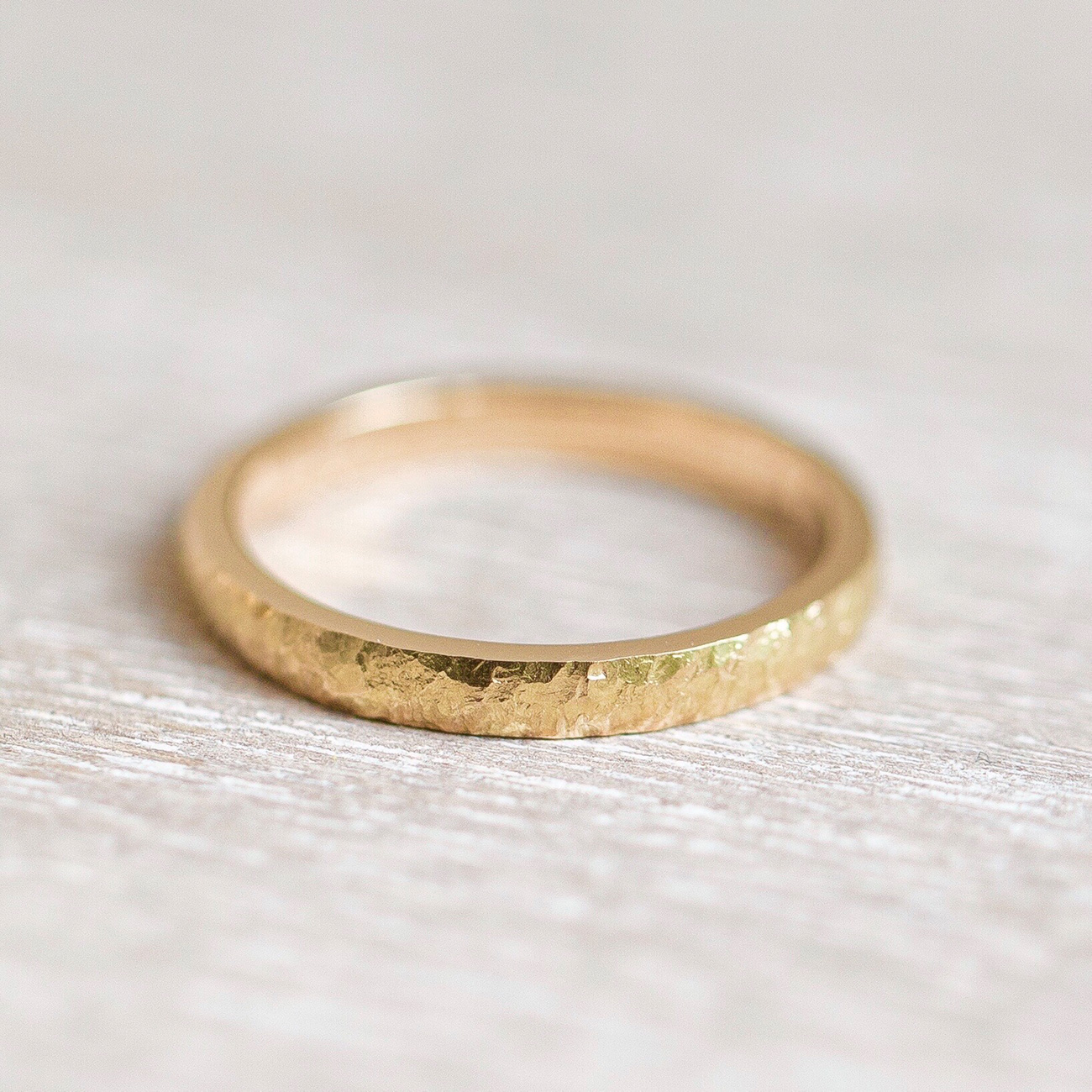 Gehämmerter Damen-Ehering | Atelier Miah Eheringe mit Gravur