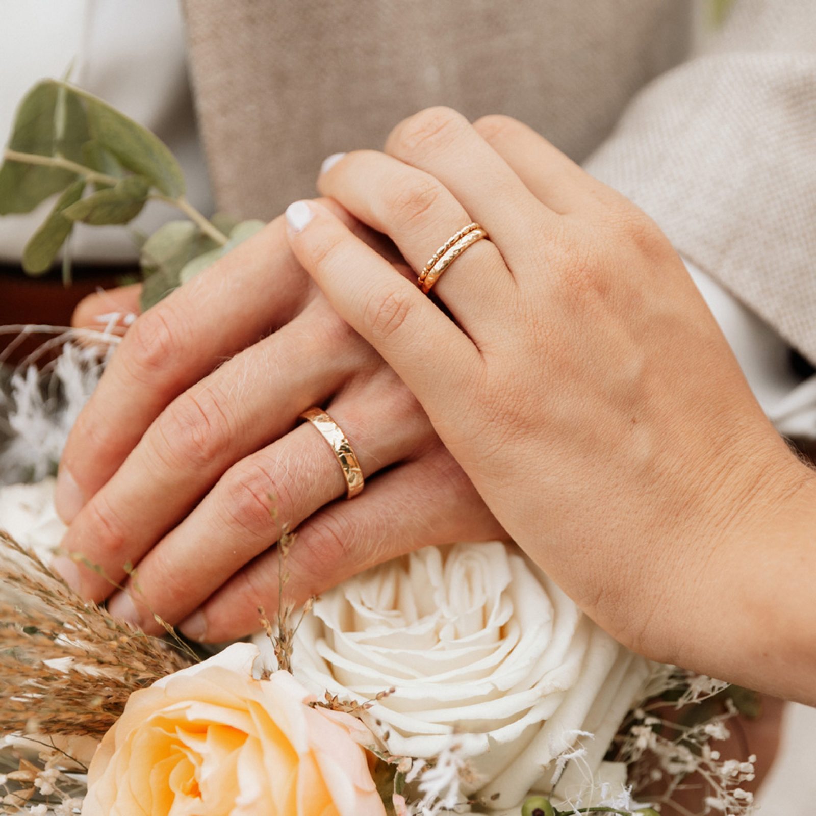 Markant gehämmerter Ehering (breit) - Eheringe aus Handarbeit