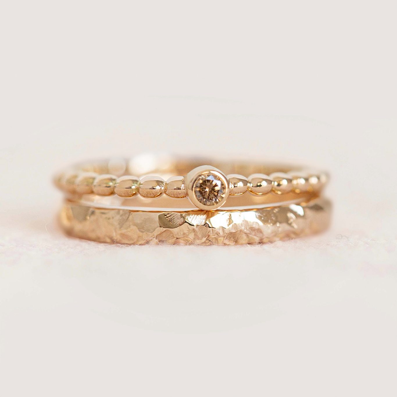 Markant gehämmerter Damen-Ehering - Eheringe von Atelier Miah