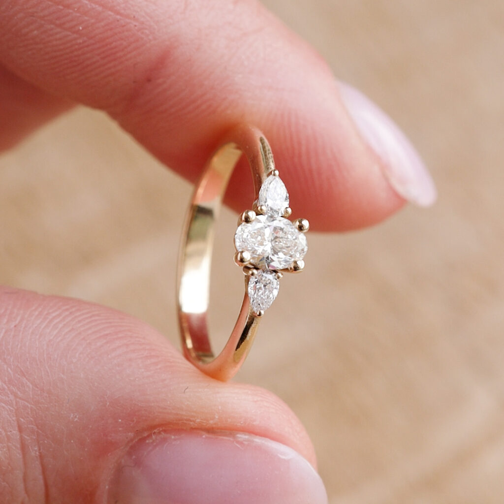 Ring Luna mit drei weissen Diamanten - Verlobungsringe vom Atelier Miah